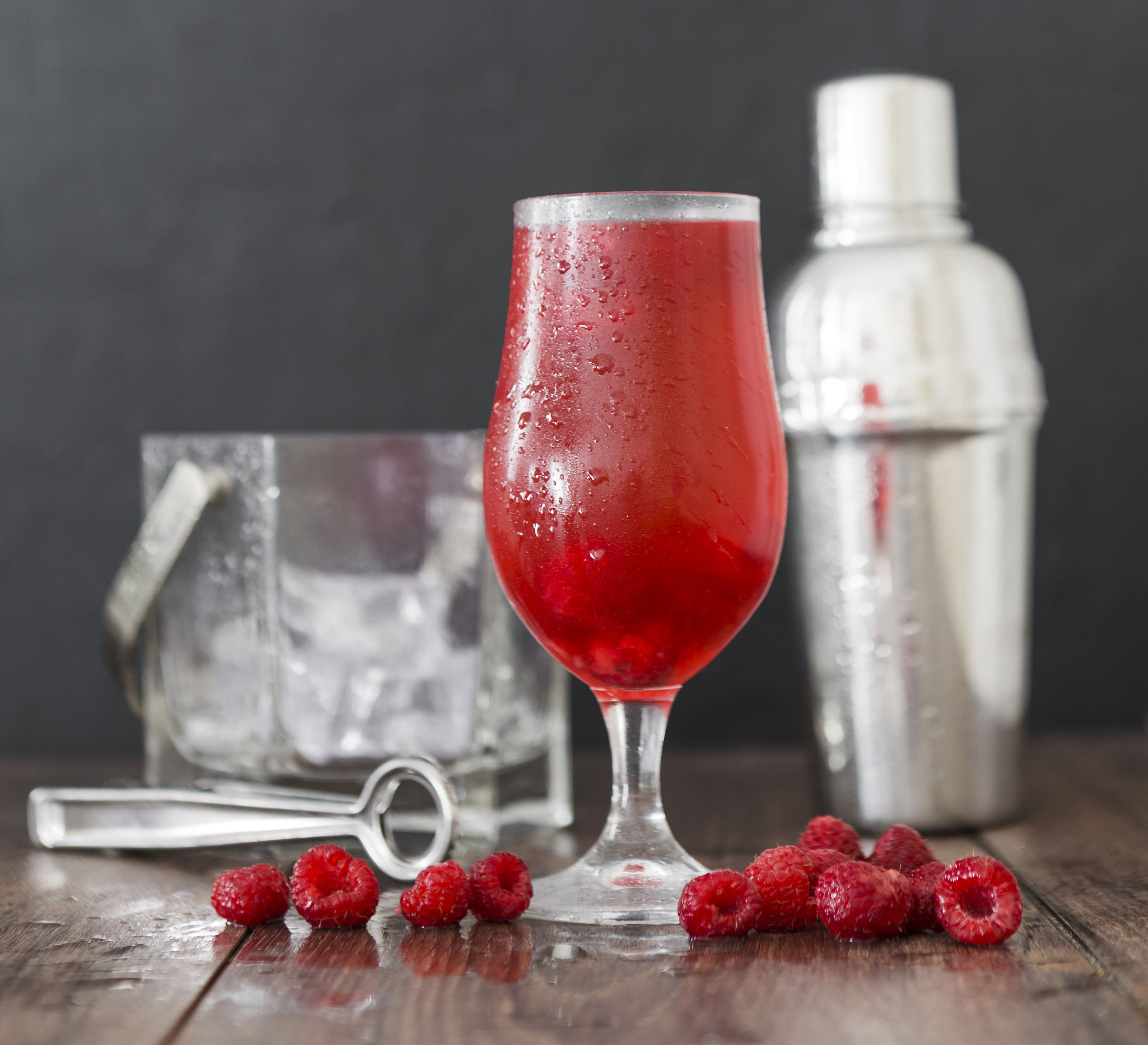 Raspberry Spritz: a fruity twist on the traditional cocktail - Eyguebelle